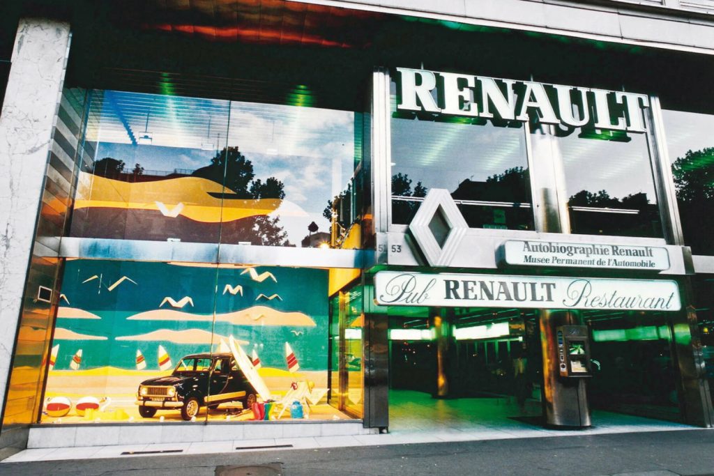 Aux Champs-Elysées : Adieu L’Atelier Renault, Place Au Défilé Renault ...